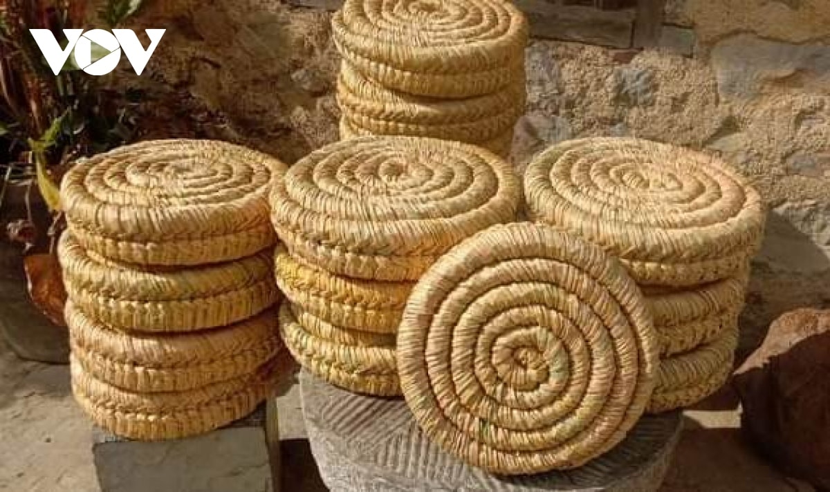 Độc đáo nghề làm ghế rơm của người Tày Cao Bằng