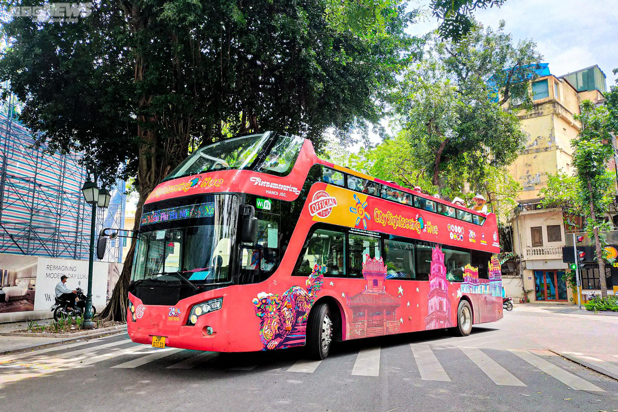 Gỡ bỏ băng rôn sai chính tả trên xe bus 2 tầng ở Hà Nội