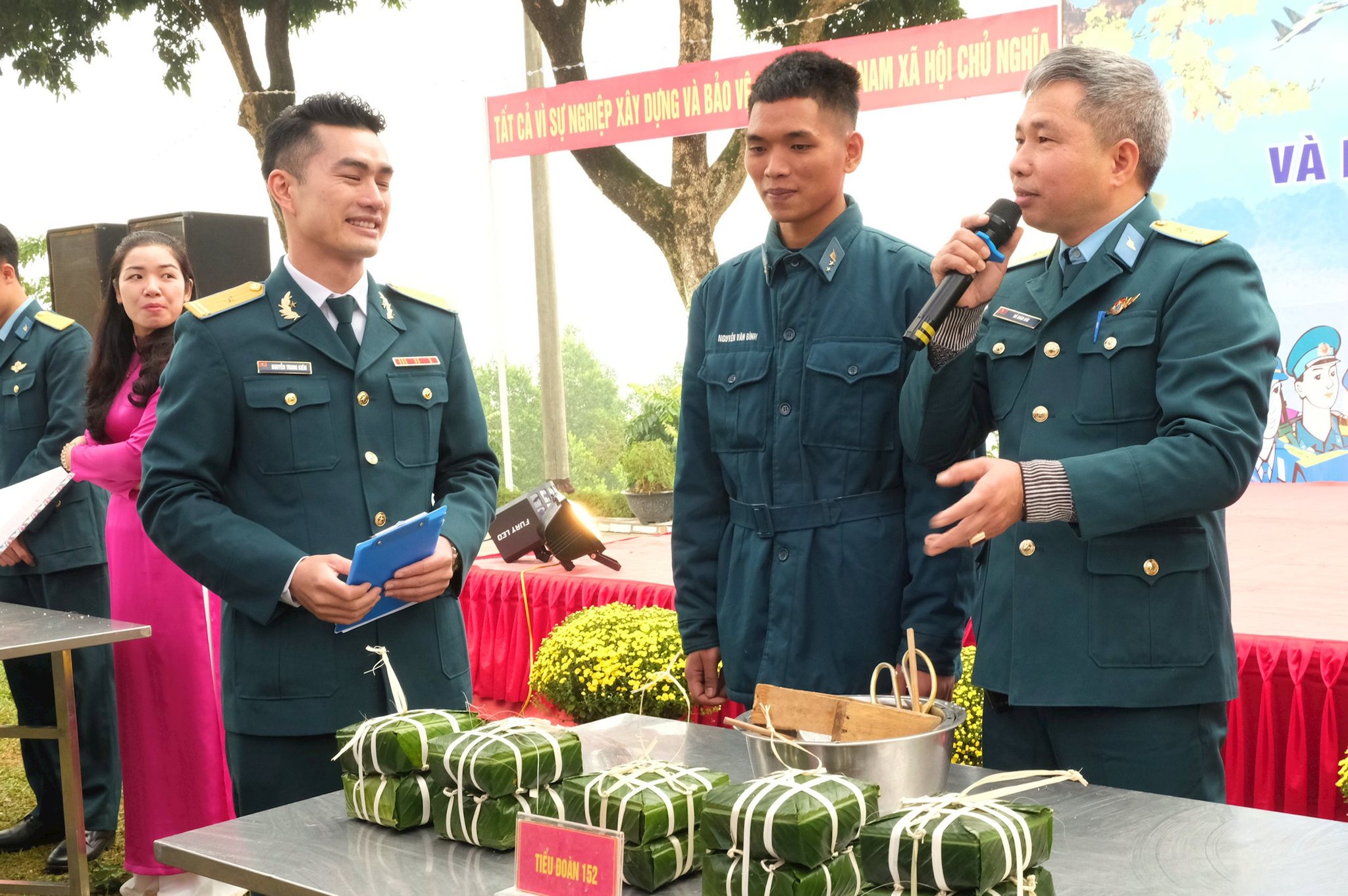 Xuân canh trời - Tết thắm tình quân dân
