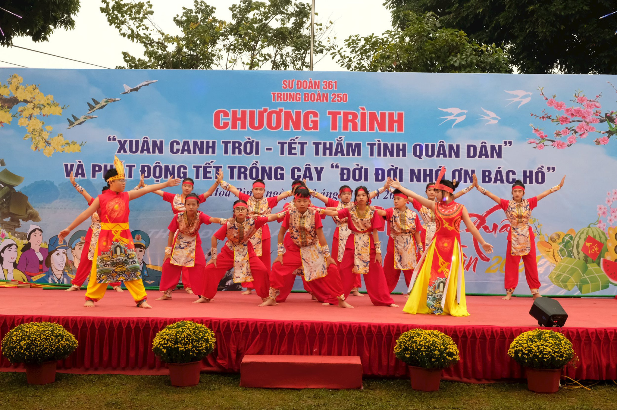 Xuân canh trời - Tết thắm tình quân dân