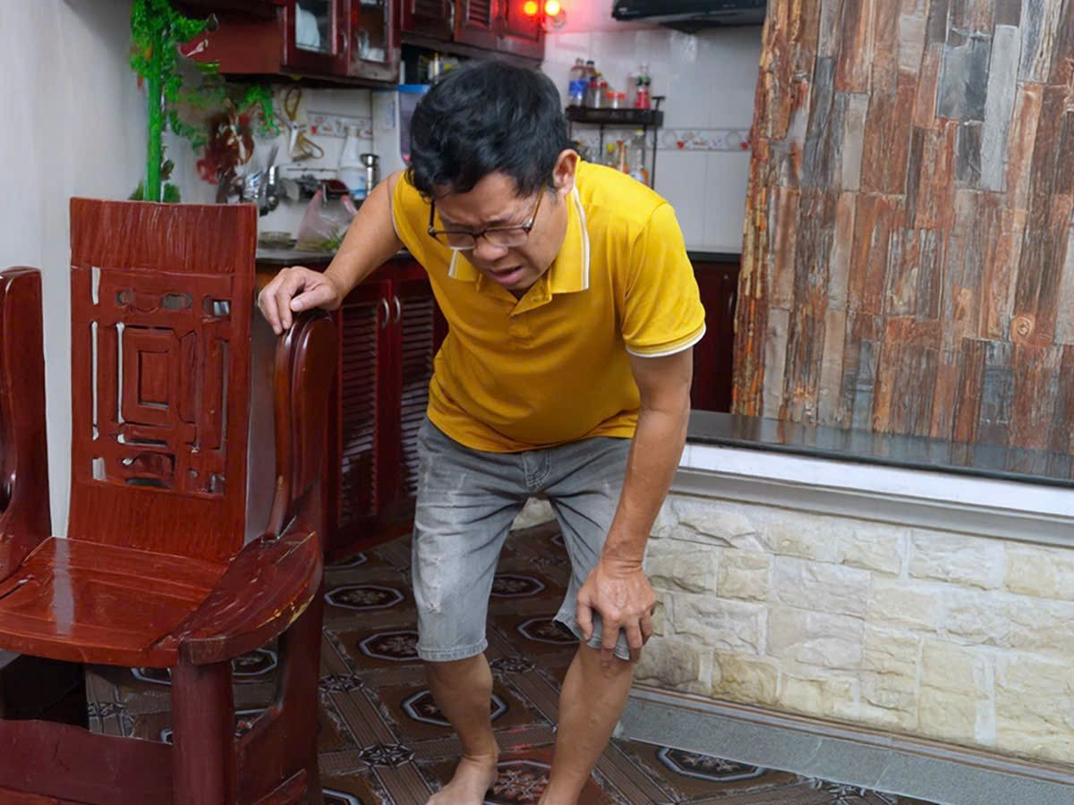 Đau nhức bàn chân, khoeo chân sưng tấy, dai dẳng, người đàn ông ngoài ...